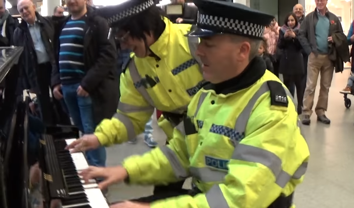 Quand la police se met à jouer du Boogie Woogie au piano - Petit Journal