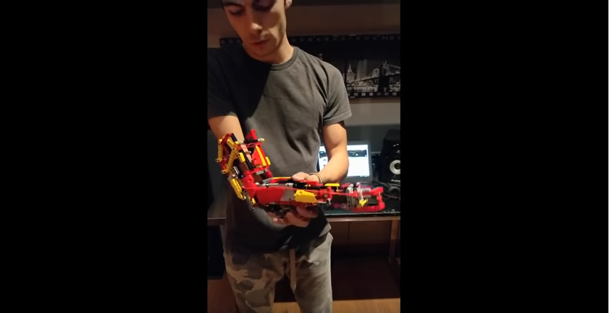 Il construit sa prothèse en Lego ! - Petit Journal